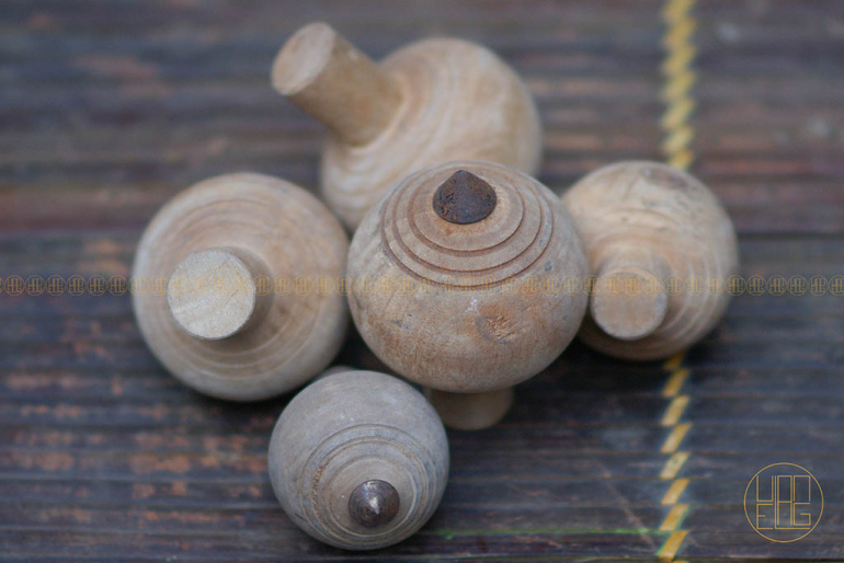 Con quay gỗ » Về làng